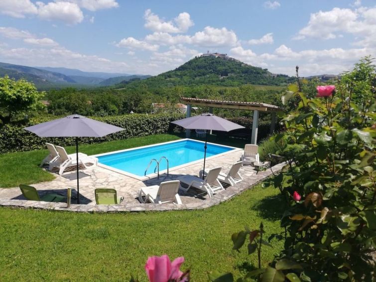 "Valentino" Mit Blick Auf Das Wasser - Motovun