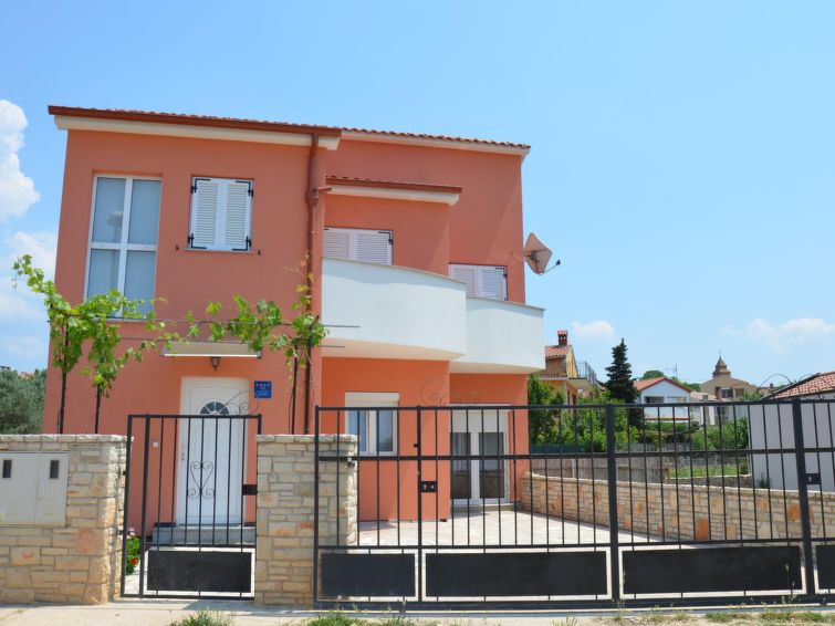 Ruhiges Ferienhaus Mit Balkon Und Garten - Peroj