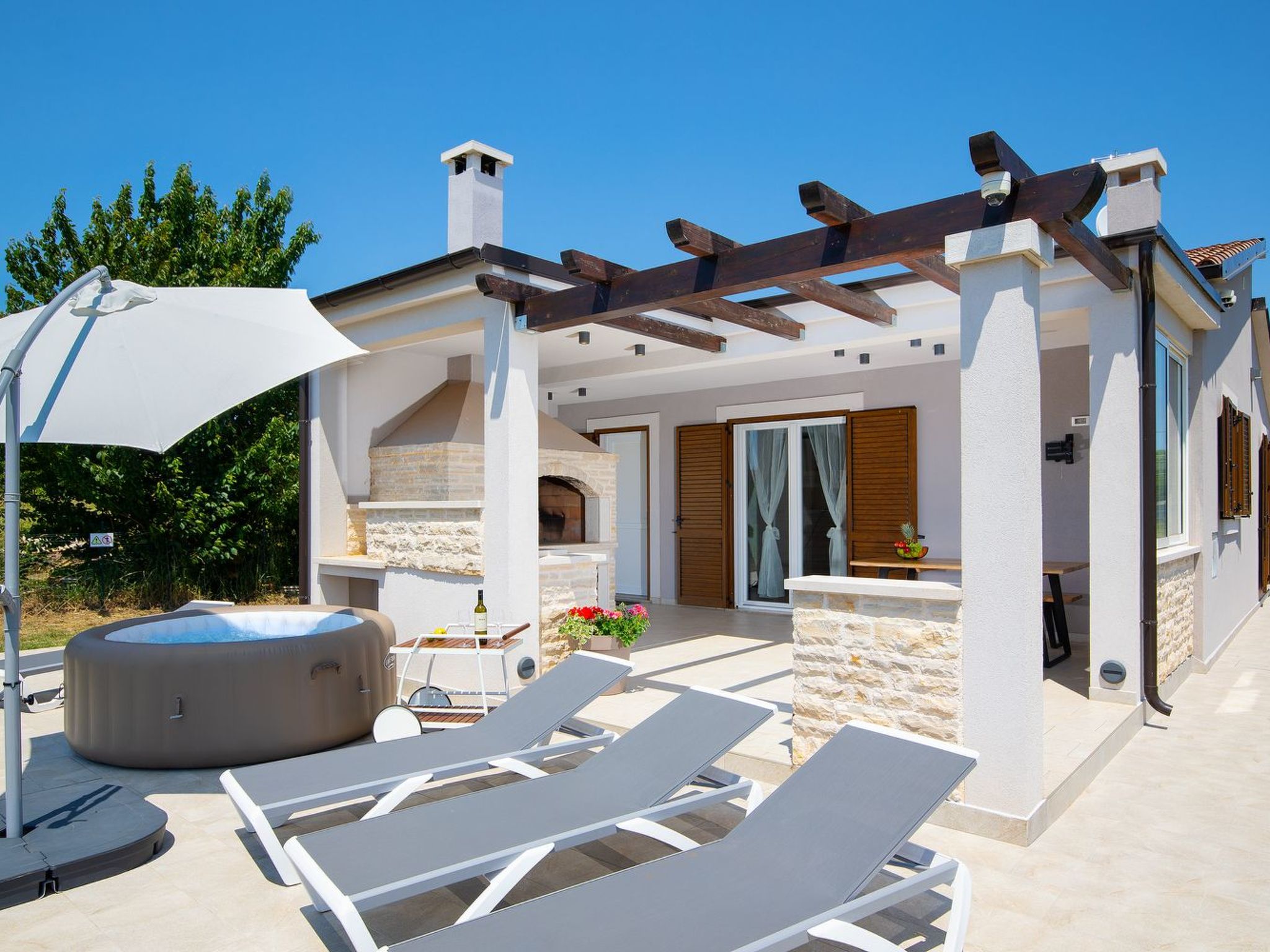 In Pomer Mit Parkplatz - Pula