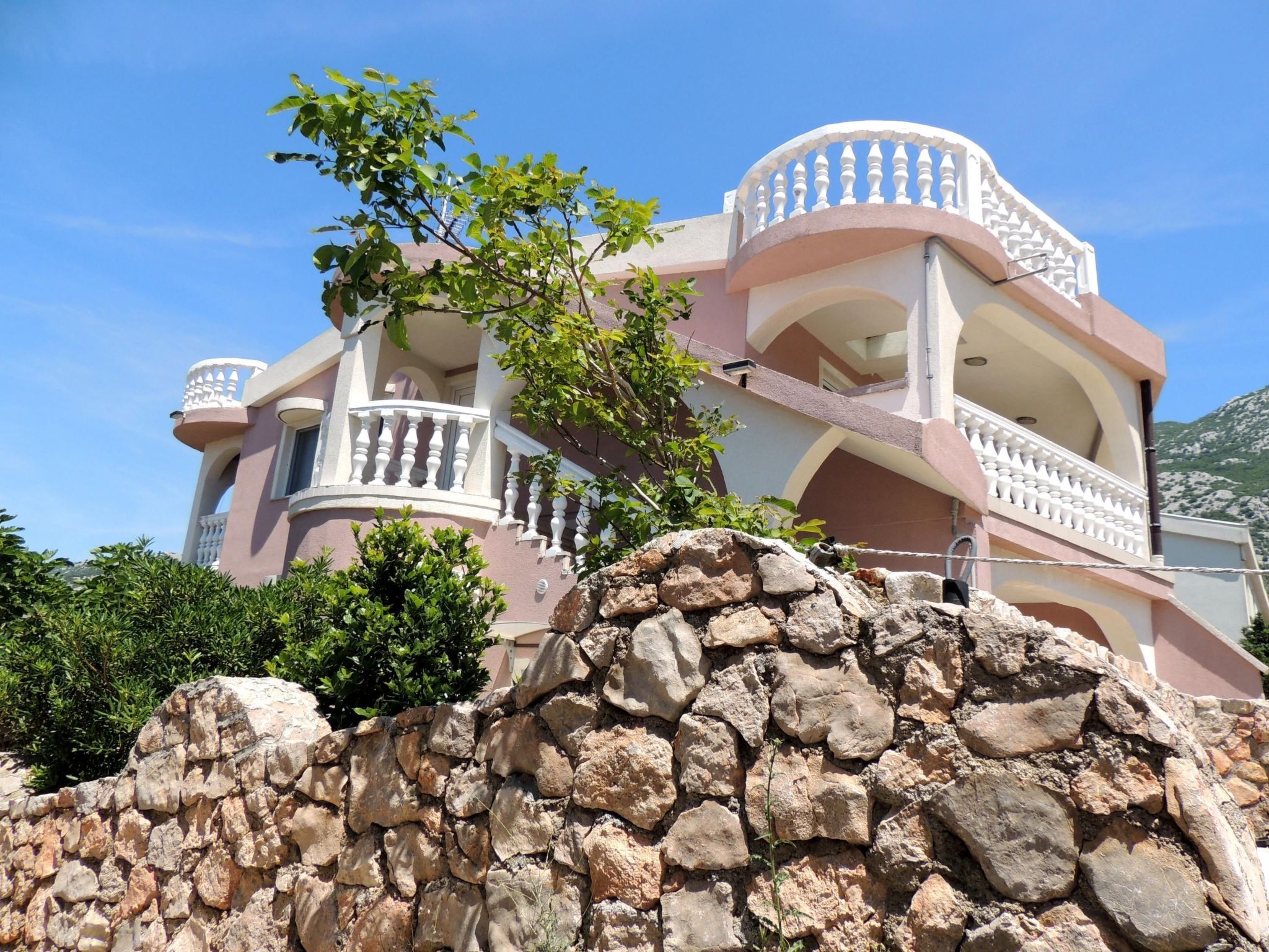 Mit Zwei Terrassen Für Sechs Personen - Karlobag