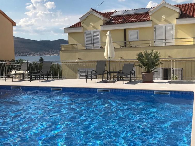 Villa Luna, Ap. 5 Mit Pool - Arbanija