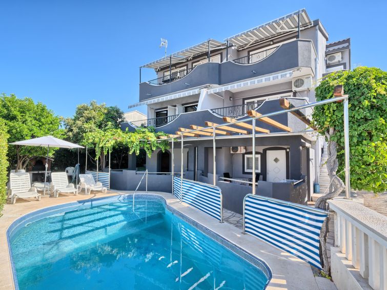 Wohnung In Okrug Gornji Mit Terrasse, Gemeinsamem Pool Und Grill - トロギル