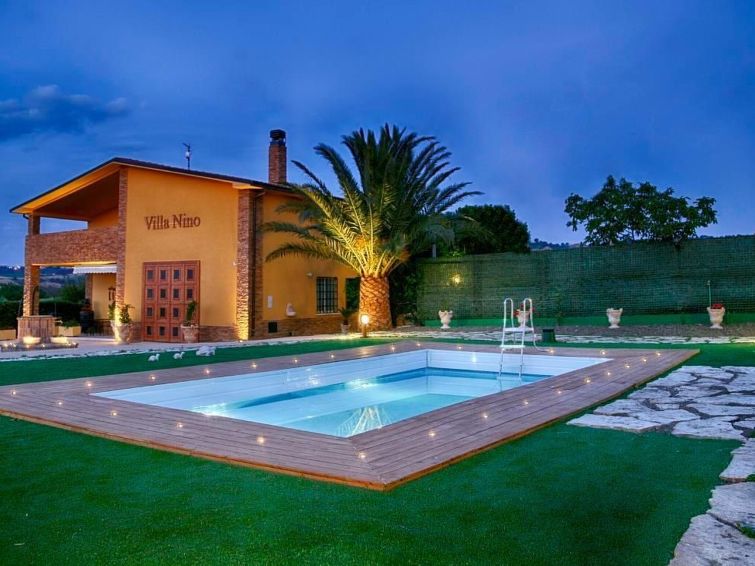 In Petacciato Mit Terrasse, Grill Und Garten - Molise