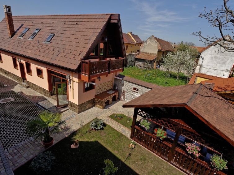 Kürzlich In Eine Ferienvilla Konvertiertes (2010), Umfriedetes Haus Aus Der Sac - Transilvania